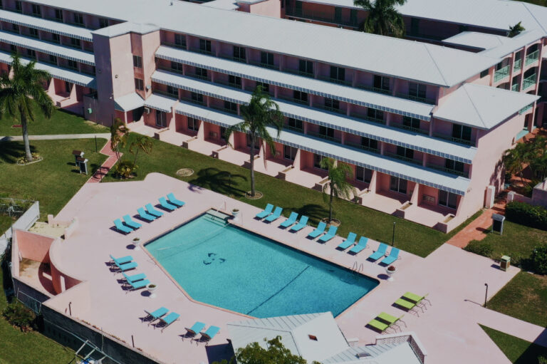 Welcome to Castaways Resort & Suites | Comfortable & Affordable Stays